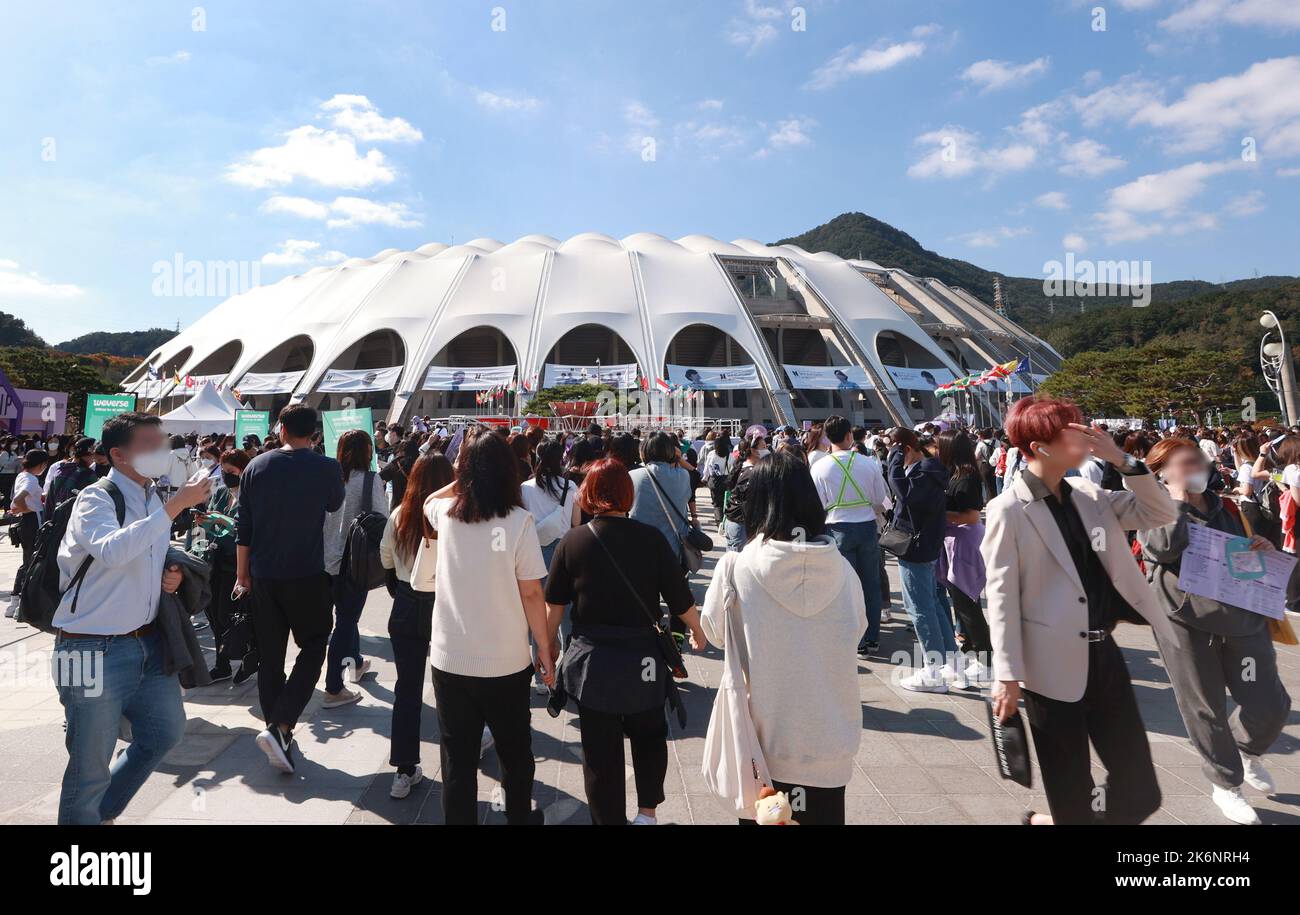 15th Oct, 2022. BTS concert in Busan Fans of K-pop superstar BTS wait ...