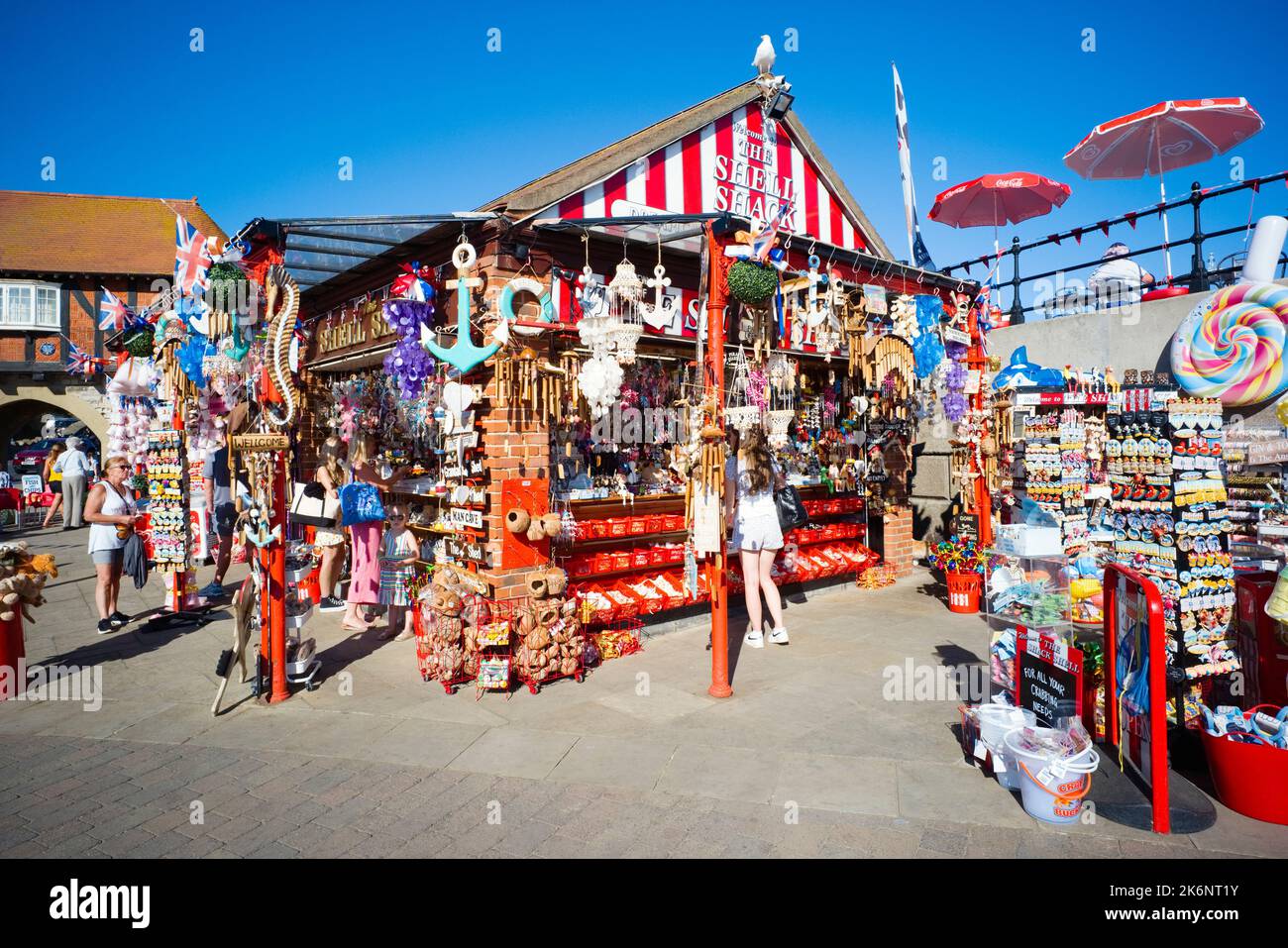 The Shell Shack gift shop emporium on East Pier in Scarborough Stock ...