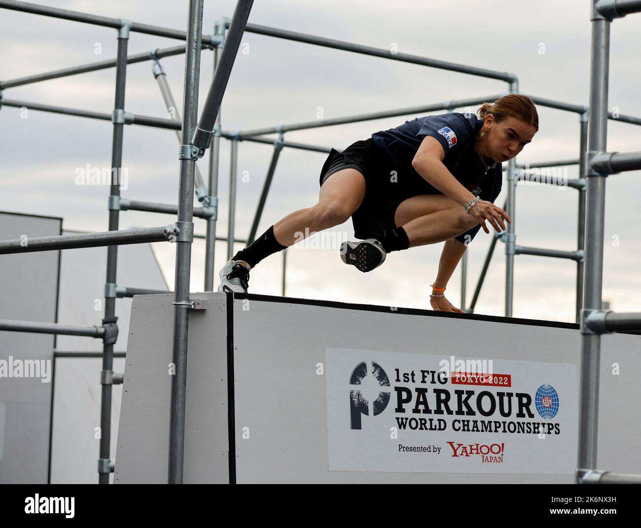 Womens parkour hi-res stock photography and images - Alamy