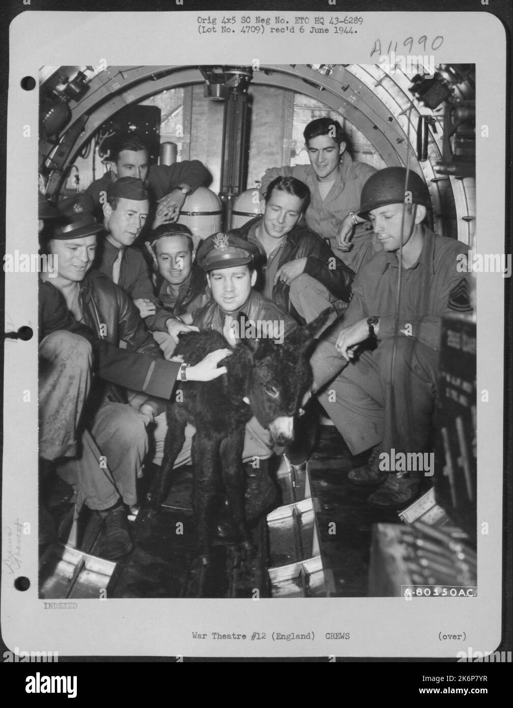 Members Of The Crew Of A Boeing B-17, Based At Suffolk, England, Pose ...