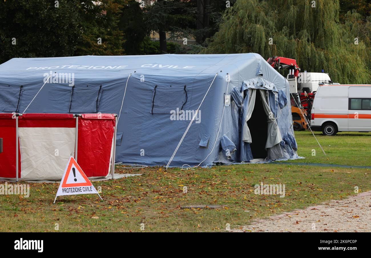 Camp equipped blue tent hi-res stock photography and images - Alamy