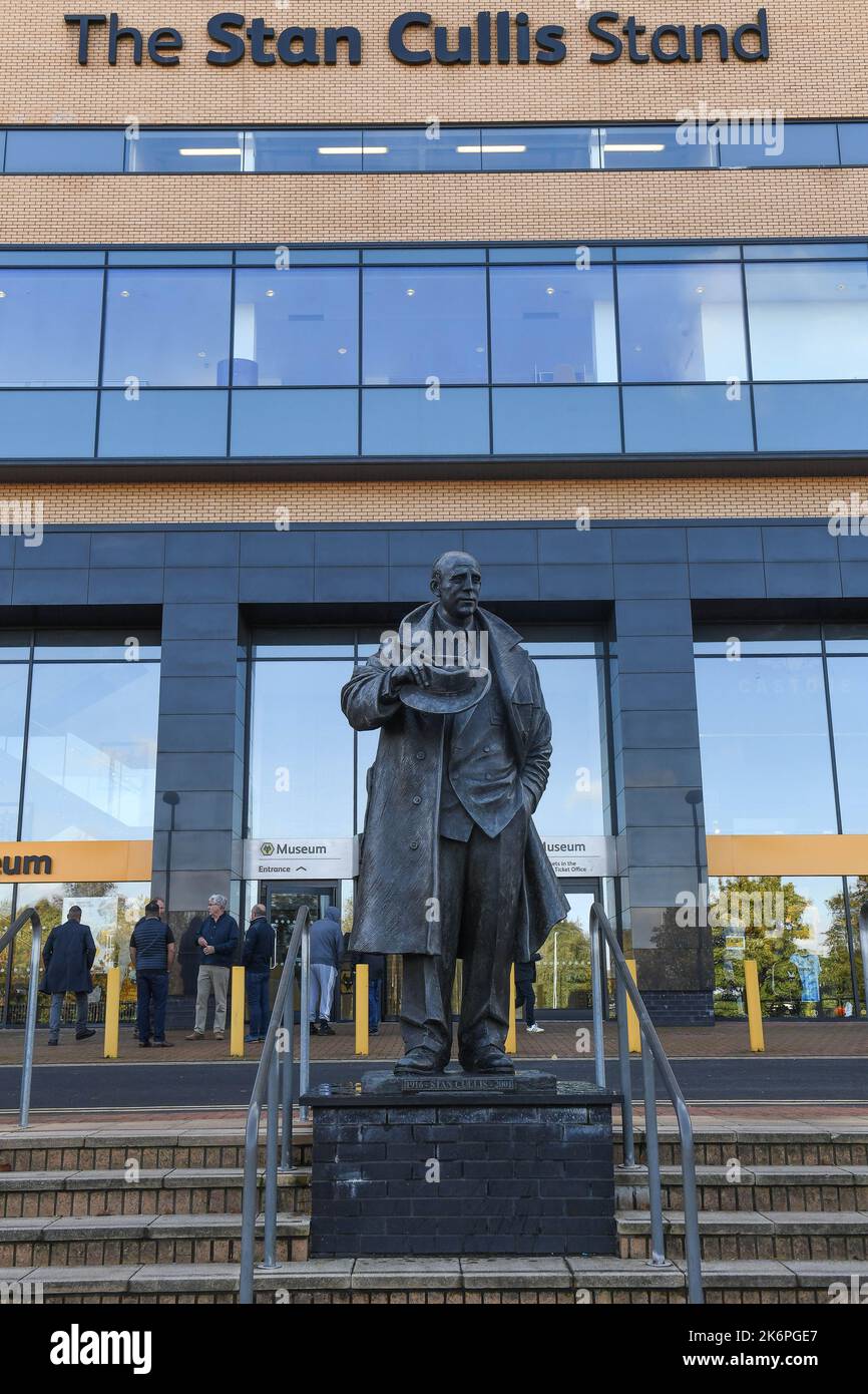 General view of Molineux Stadium, Stan Cullis Statue at Molineux ...