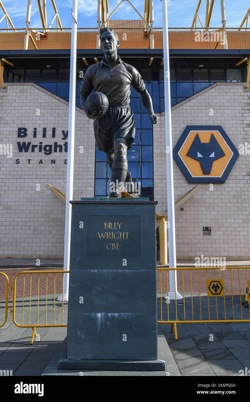 Billy wright statue molineux stadium hi-res stock photography and ...