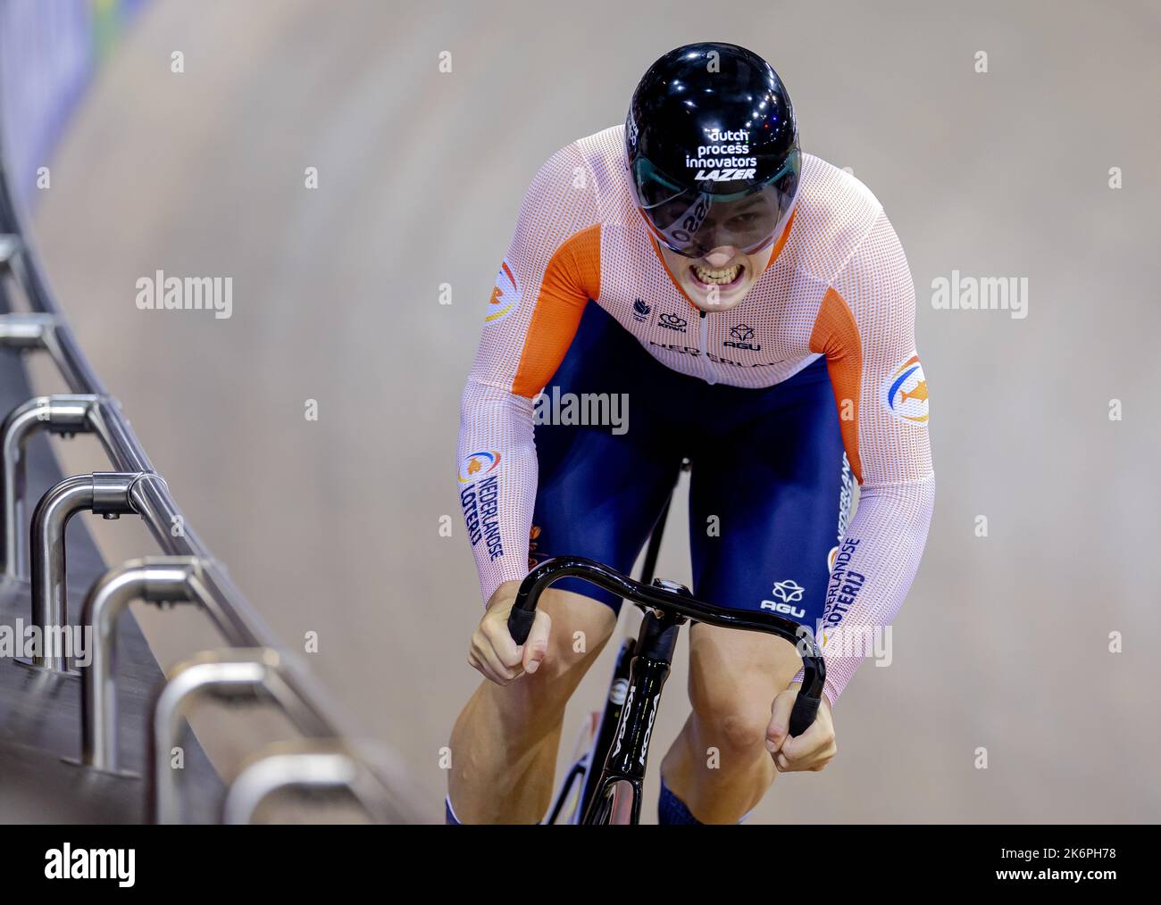 SAINT-QUENTIN-EN-YVELINES - Sam Ligtlee in action in the sprint event ...