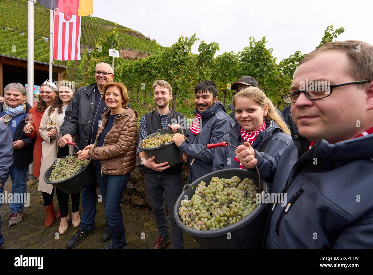 Erden, Germany. 15th Oct, 2022. Andreas Bovenschulte (SPD, 4th from ...