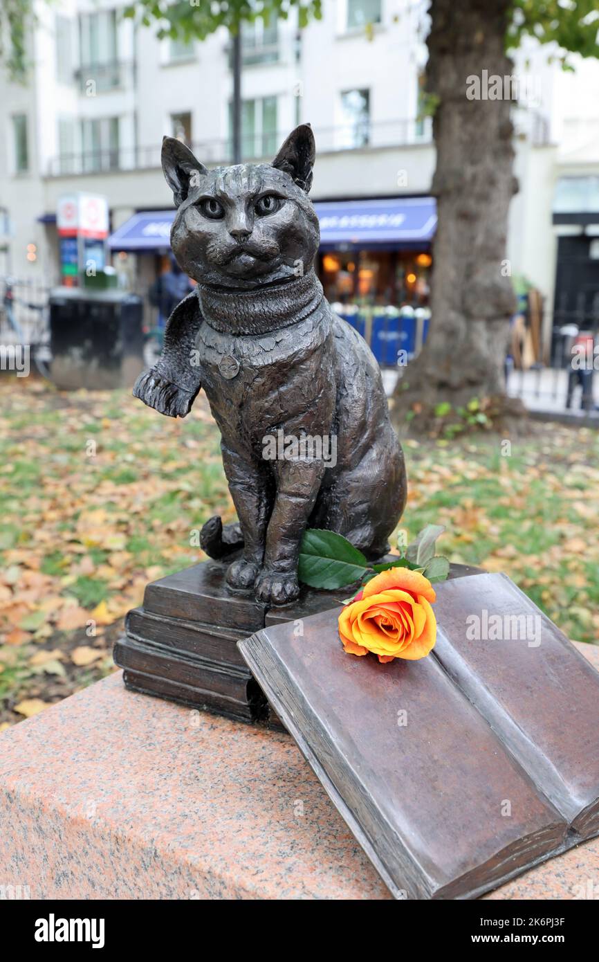 Bob the cat memorial statue, Islington green, London, United Kingdom ...