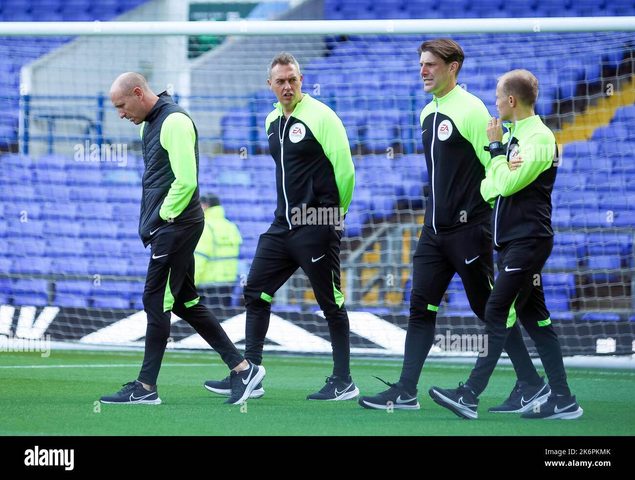 Assistant referee rob smith hi-res stock photography and images - Alamy