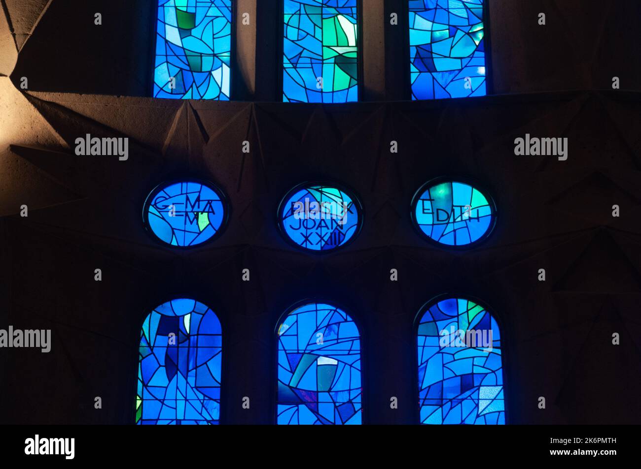 Vetrate colorate illuminate dal sole viste dall'interno della sagrada ...