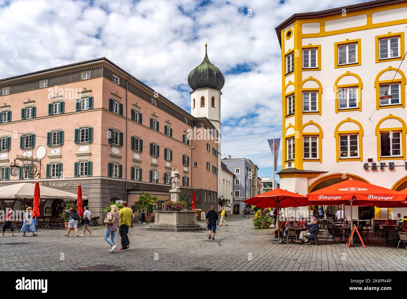Max-Josefs-Platz mit dem Nepomuk Brunnen und die Heilig Geist Kirche in ...