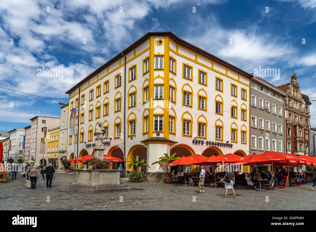 Max-Josefs-Platz mit dem Nepomuk Brunnen und Cafe Bergmeister in ...
