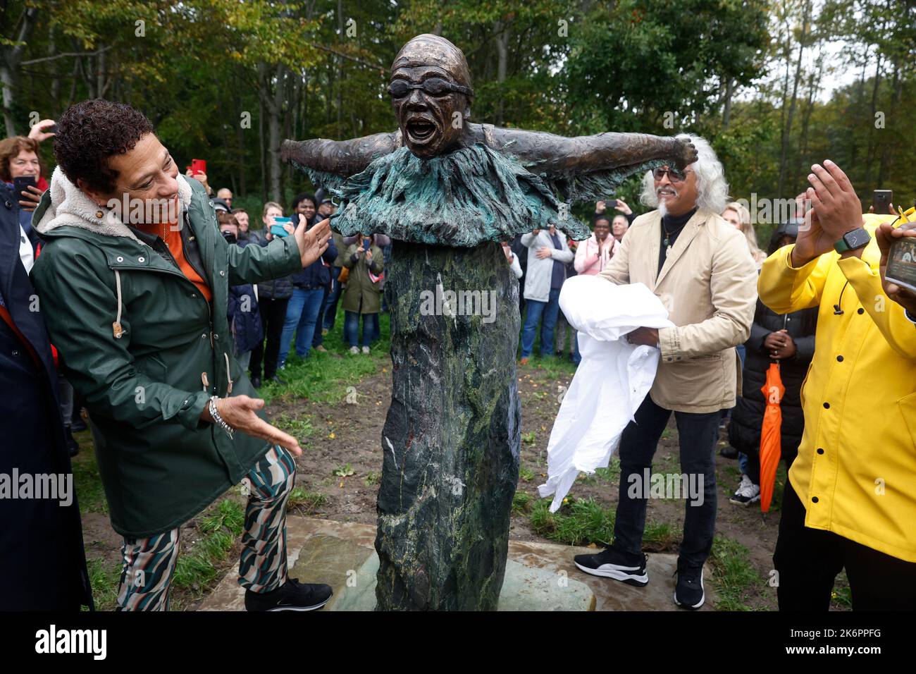 Almere, Netherlands. 15th Oct, 2022. 2022-10-15 13:54:43 ALMERE - Enith Brigitha and artist ...