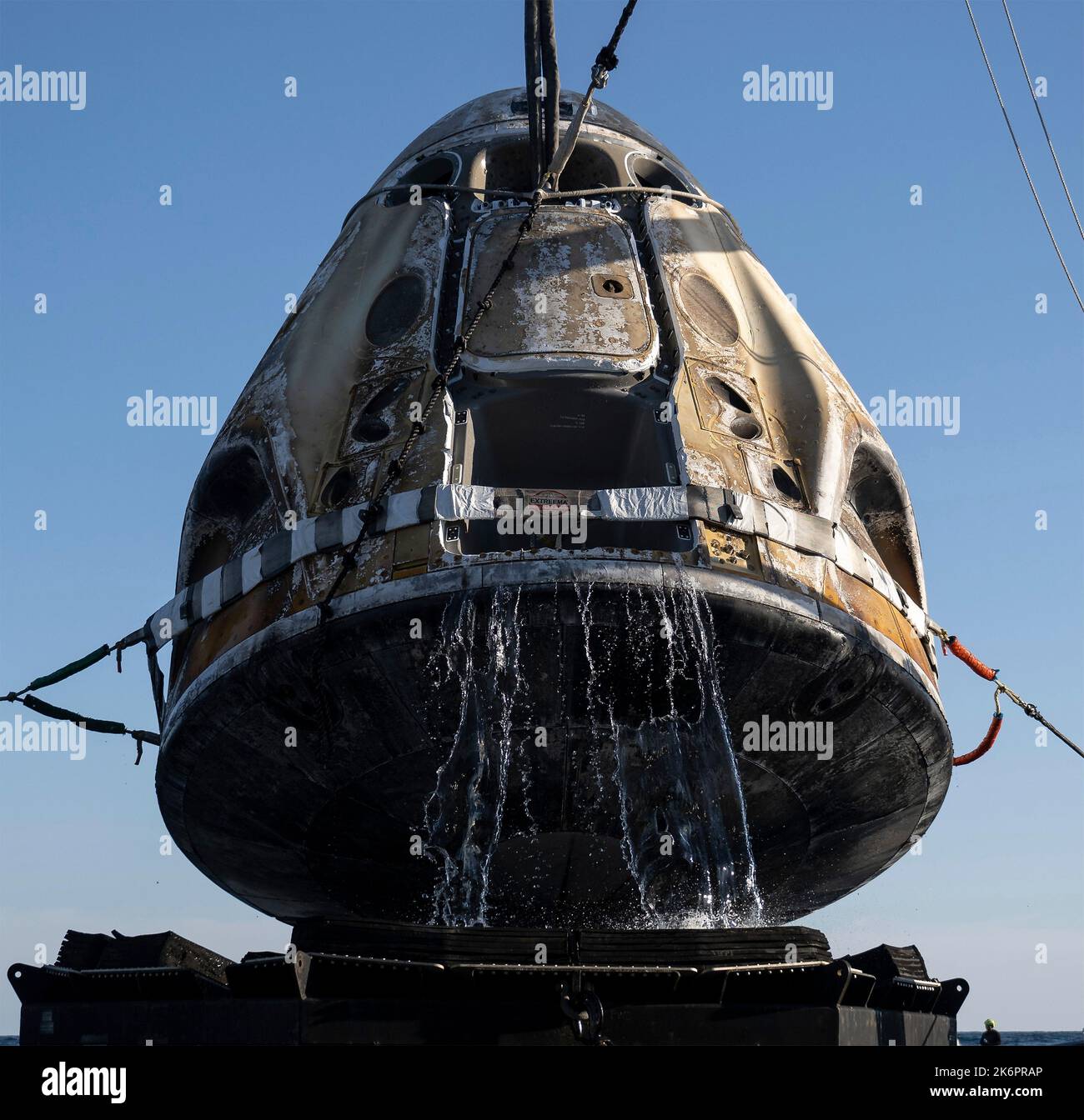 Jacksonville, USA. 14th Oct, 2022. Support teams lift the SpaceX Crew ...