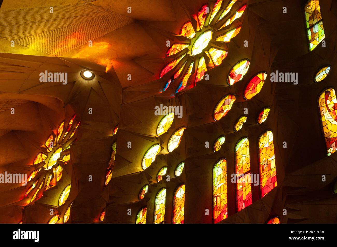 Vetrate colorate illuminate dal sole viste dall'interno della sagrada ...