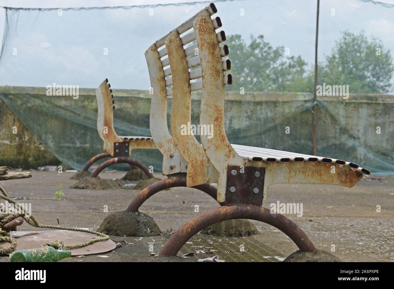 Rusty benches hi-res stock photography and images - Alamy