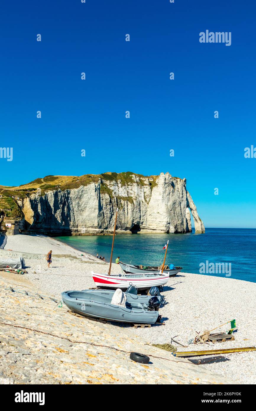 Beach walk on the beautiful alabaster coast near Étretat - Normandy ...