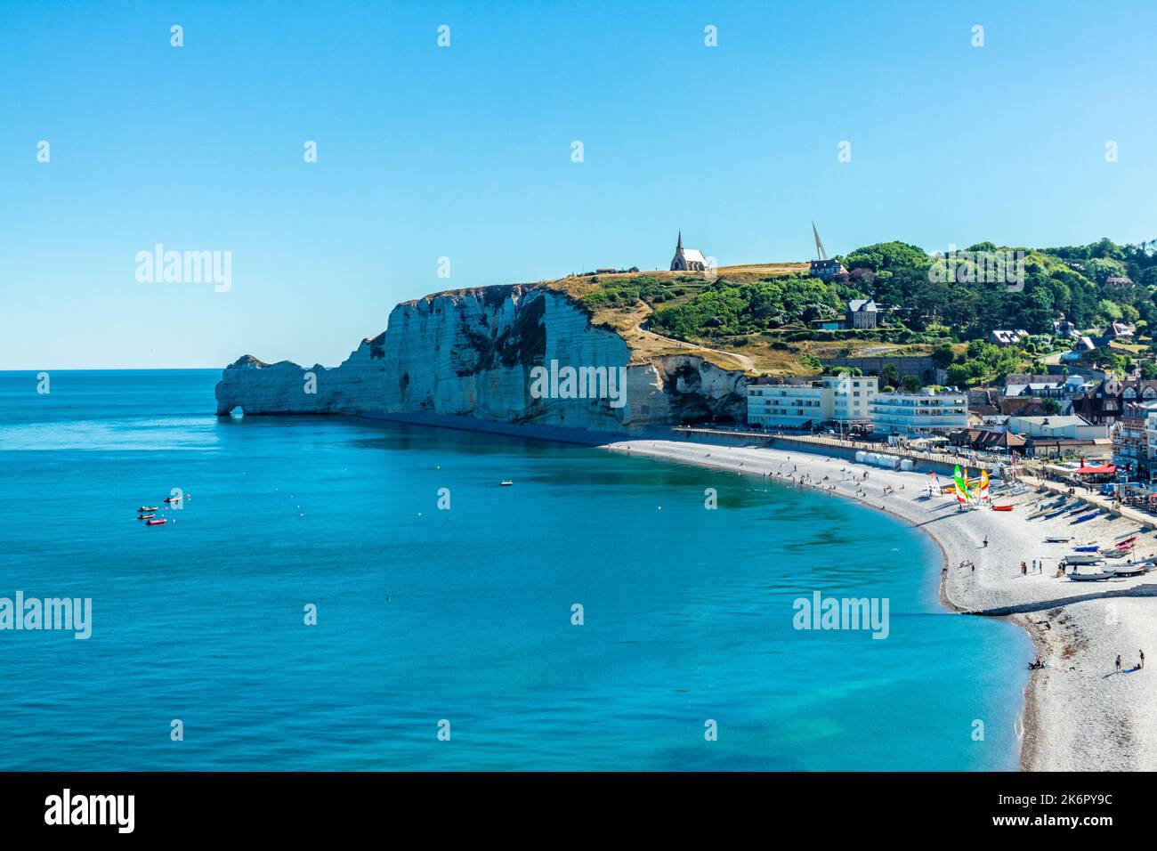 Beach walk on the beautiful alabaster coast near Étretat - Normandy ...