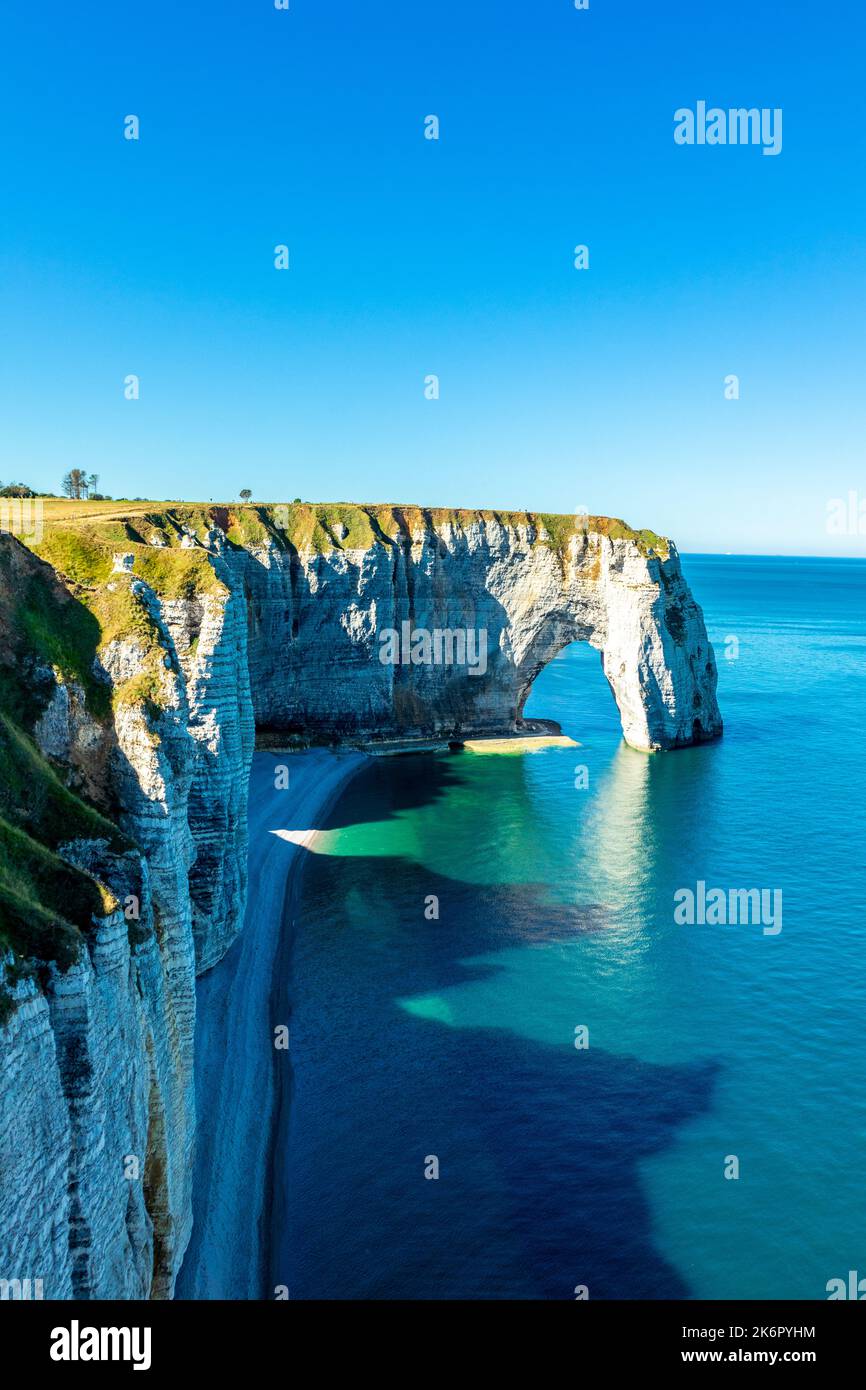 Beach walk on the beautiful alabaster coast near Étretat - Normandy ...