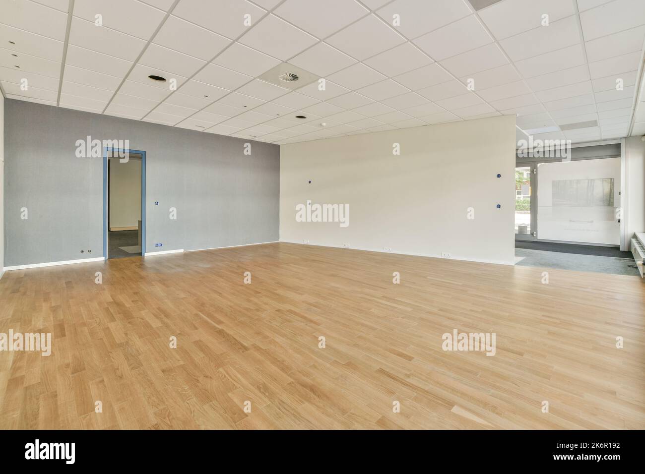 A cozy and spacious empty room in a luxury house Stock Photo - Alamy