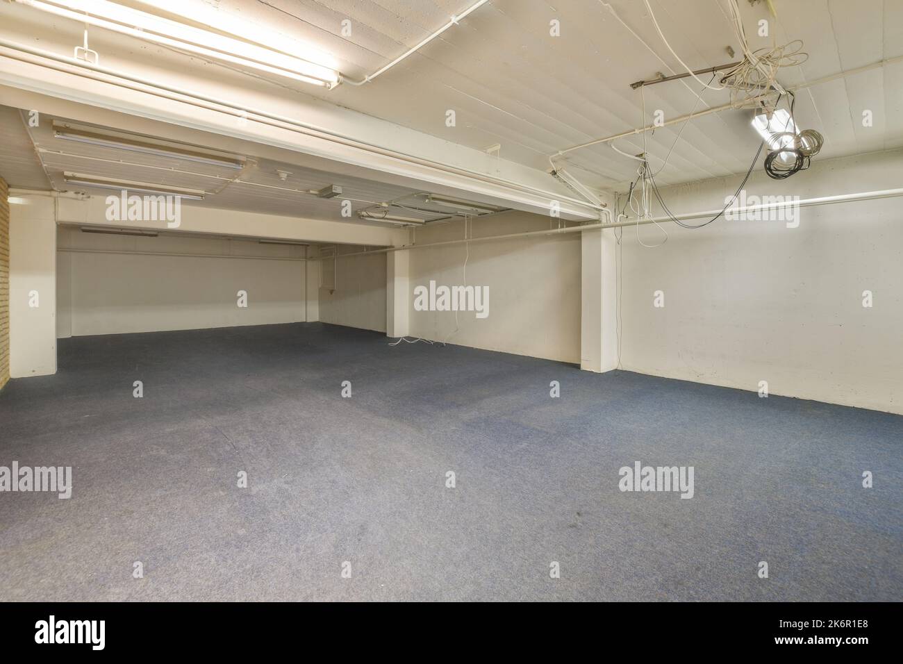 A cozy and spacious empty room in a luxury house Stock Photo - Alamy