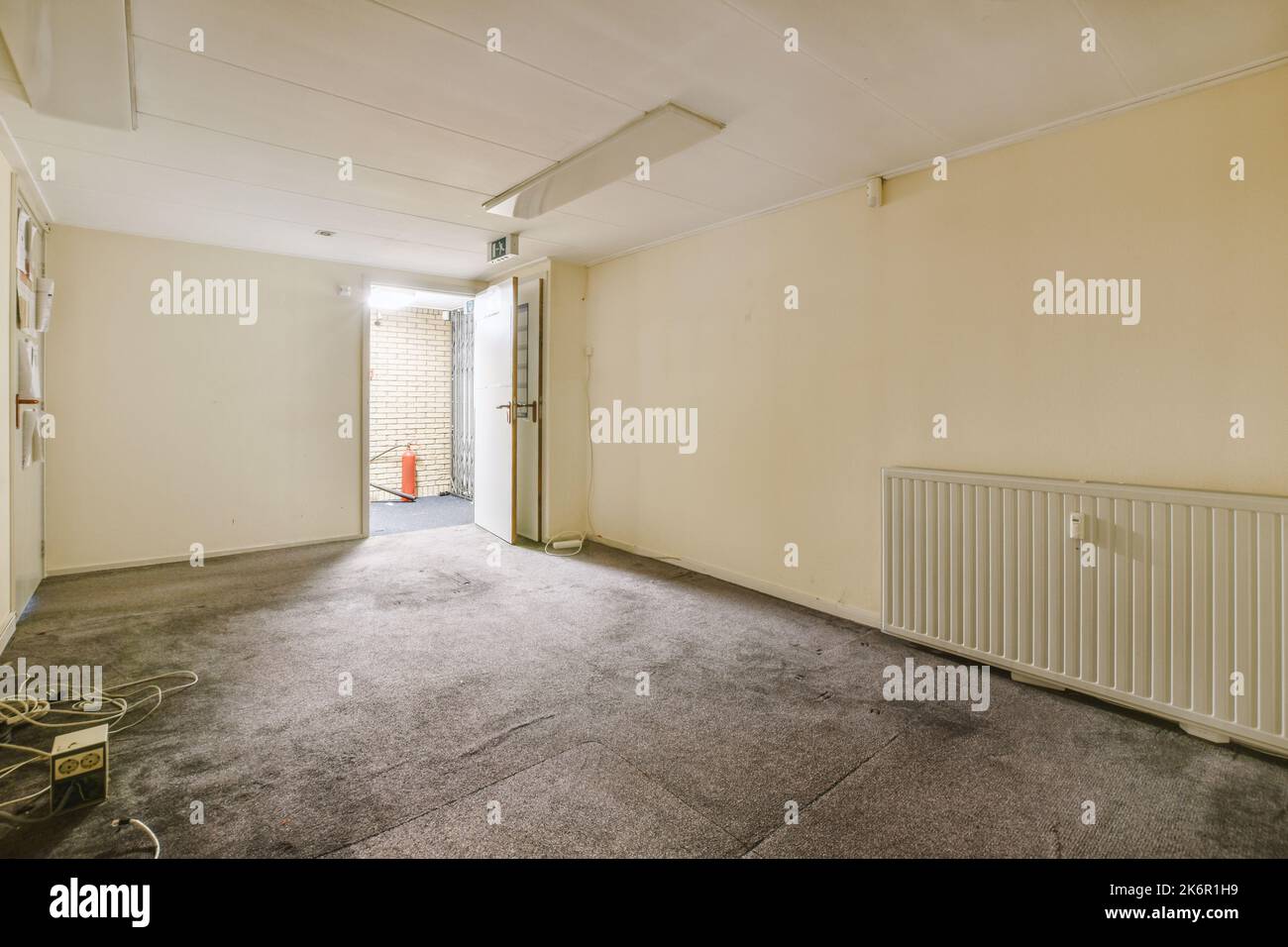 A cozy and spacious empty room in a luxury house Stock Photo - Alamy