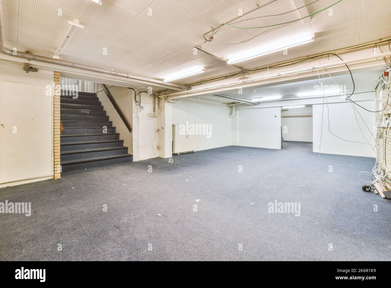 A cozy and spacious empty room in a luxury house Stock Photo - Alamy