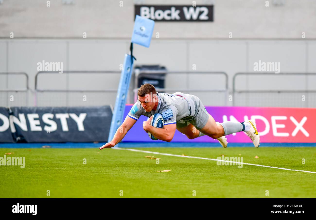 Matt Gallagher of Bath Rugby runs over for a try early in the first ...