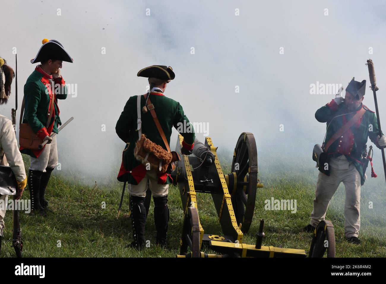 07 October 2022, Thuringia, Cospeda: Performers in period uniforms act ...