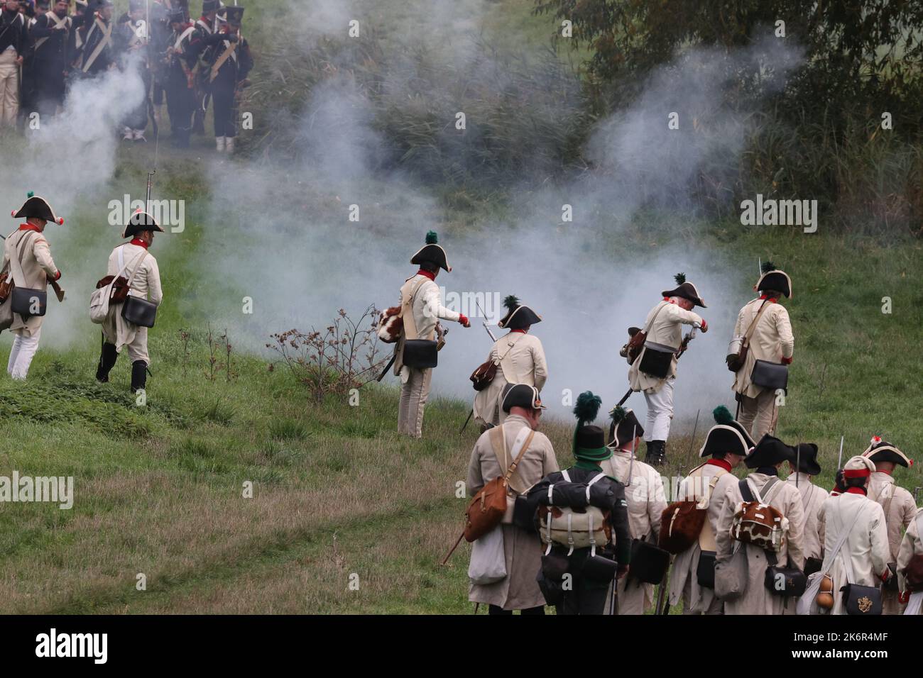 07 October 2022, Thuringia, Cospeda: Performers in period uniforms act ...