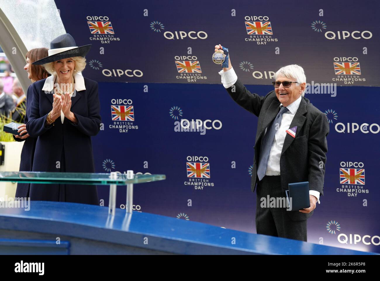 The Queen Consort with former jockey Willie Carson during the QIPCO ...