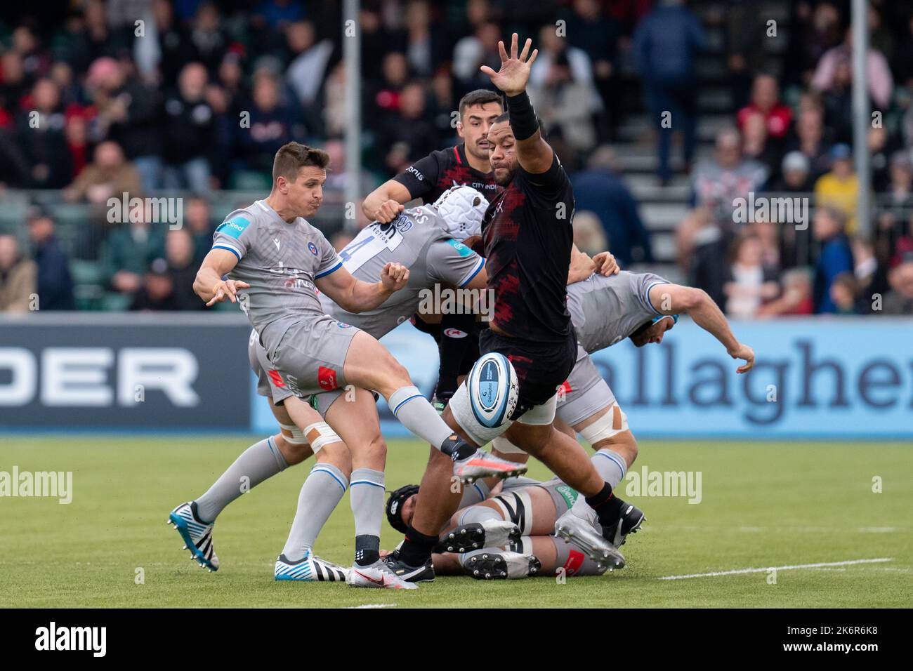 Billy Vunipola #8 of Saracens almost intercepts the ball from Louis ...