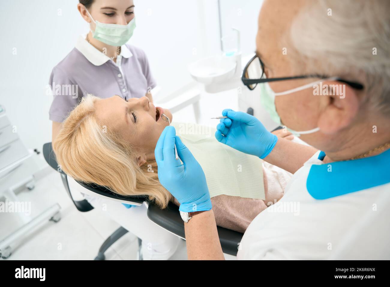 Female patient receiving dental hi-res stock photography and images - Alamy
