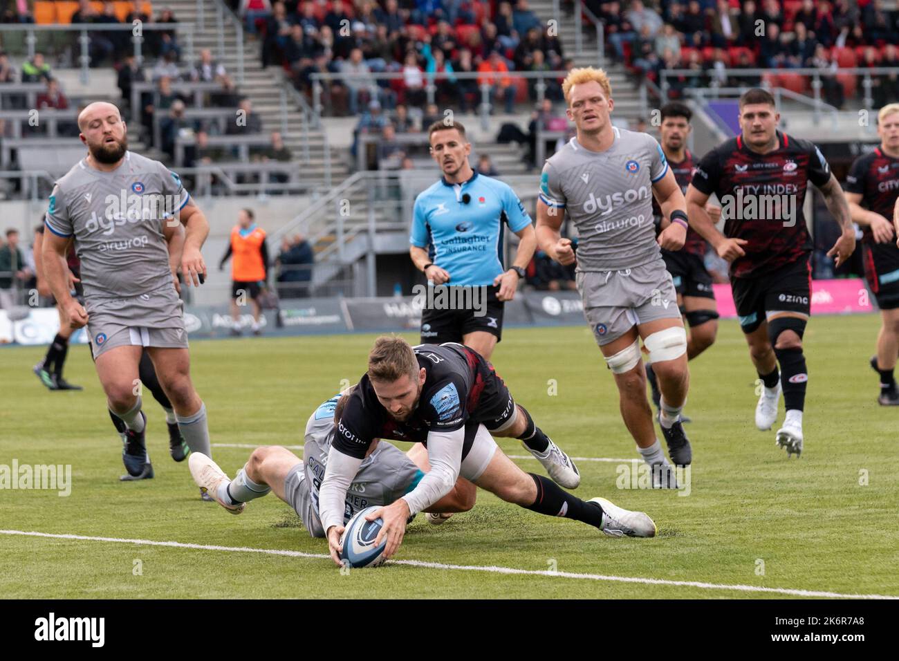 Elliot Daly #13 of Saracens scores a try during the Gallagher ...