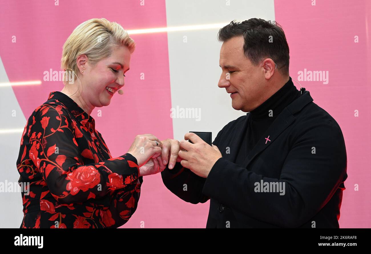Yes awards ring of courage hi-res stock photography and images - Alamy
