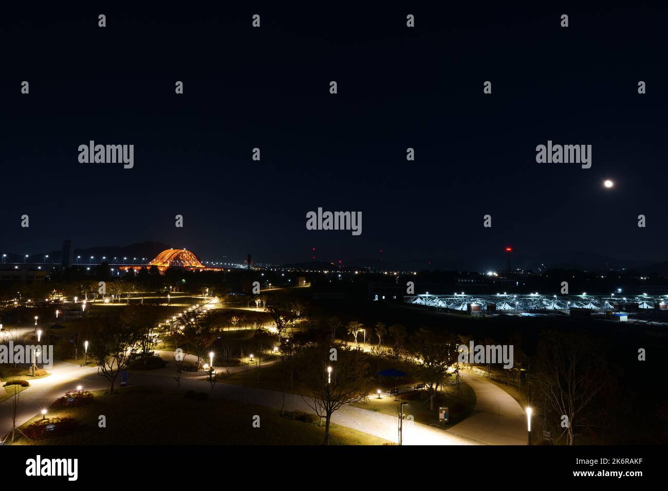 Red moon bridge hi-res stock photography and images - Alamy