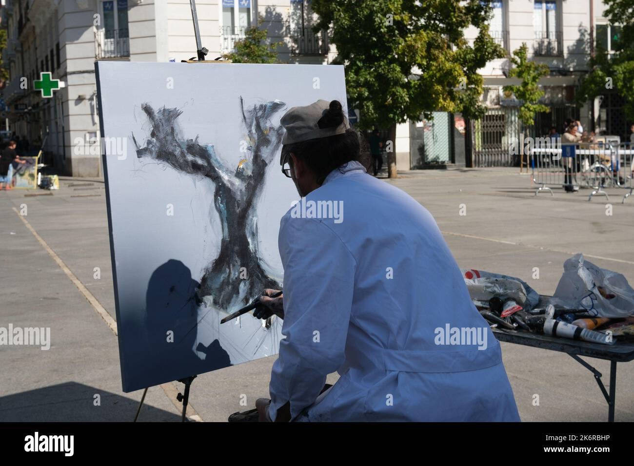 Madrid, Spain. 15th Oct, 2022. A participant paints a picture during ...