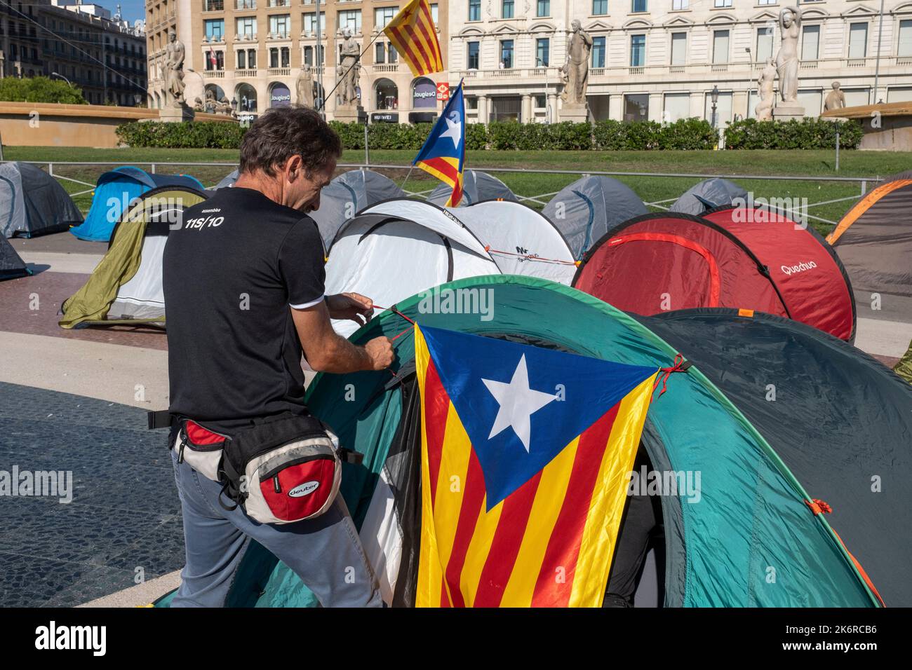 Barcelona, Spain. 15th Oct, 2022. An activist for the independence of ...