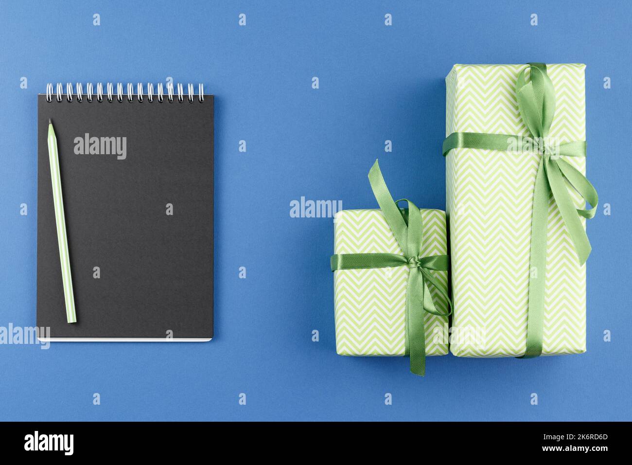 Presents arrangement hi-res stock photography and images - Alamy