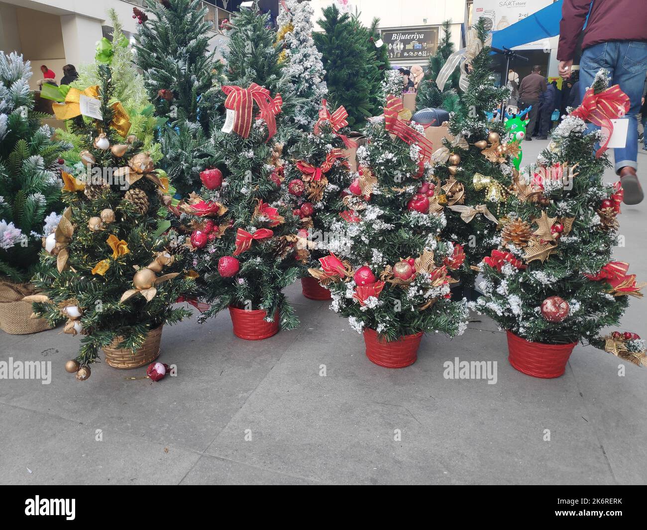 Seamless pattern of Christmas tree branchrs with balls. Close up Stock ...