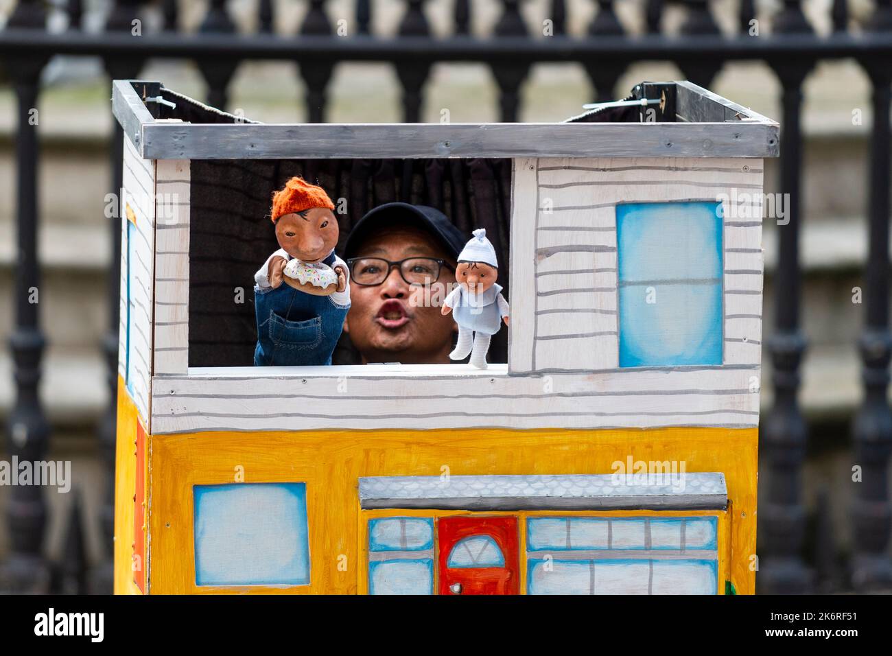 London, UK. 15 October 2022. A puppeteer from Thingumajig Theatre in ...