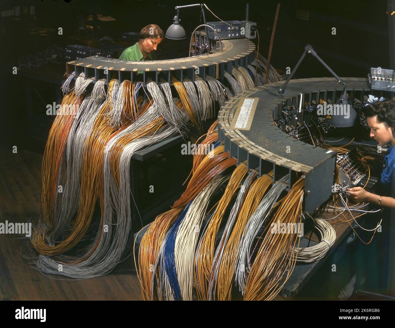 Women factory workers wwii hi-res stock photography and images - Alamy