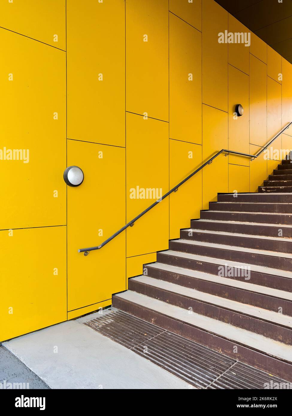 Vertical home exterior yellow hi-res stock photography and images - Alamy