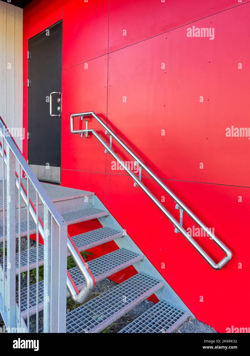 Apartment building exterior steps hi-res stock photography and images ...