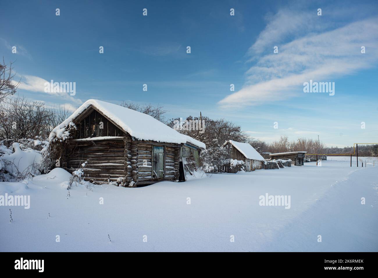 An old abandoned hut. Traditional Russian housing Stock Photo - Alamy