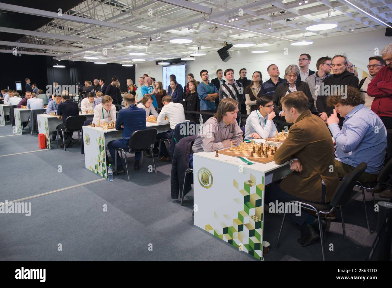 Round chess board hi-res stock photography and images - Alamy