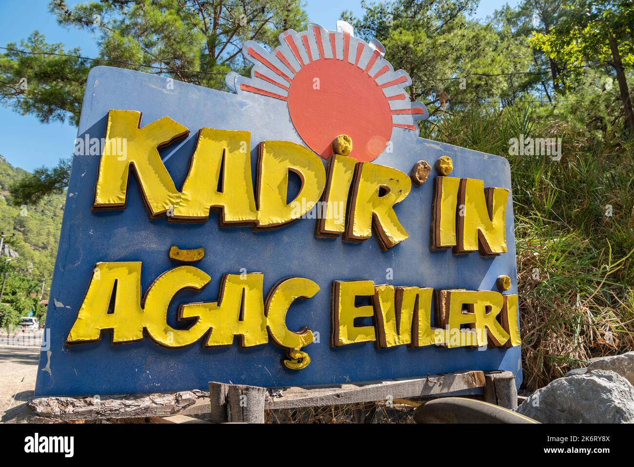Kadirs tree house sign hi-res stock photography and images - Alamy