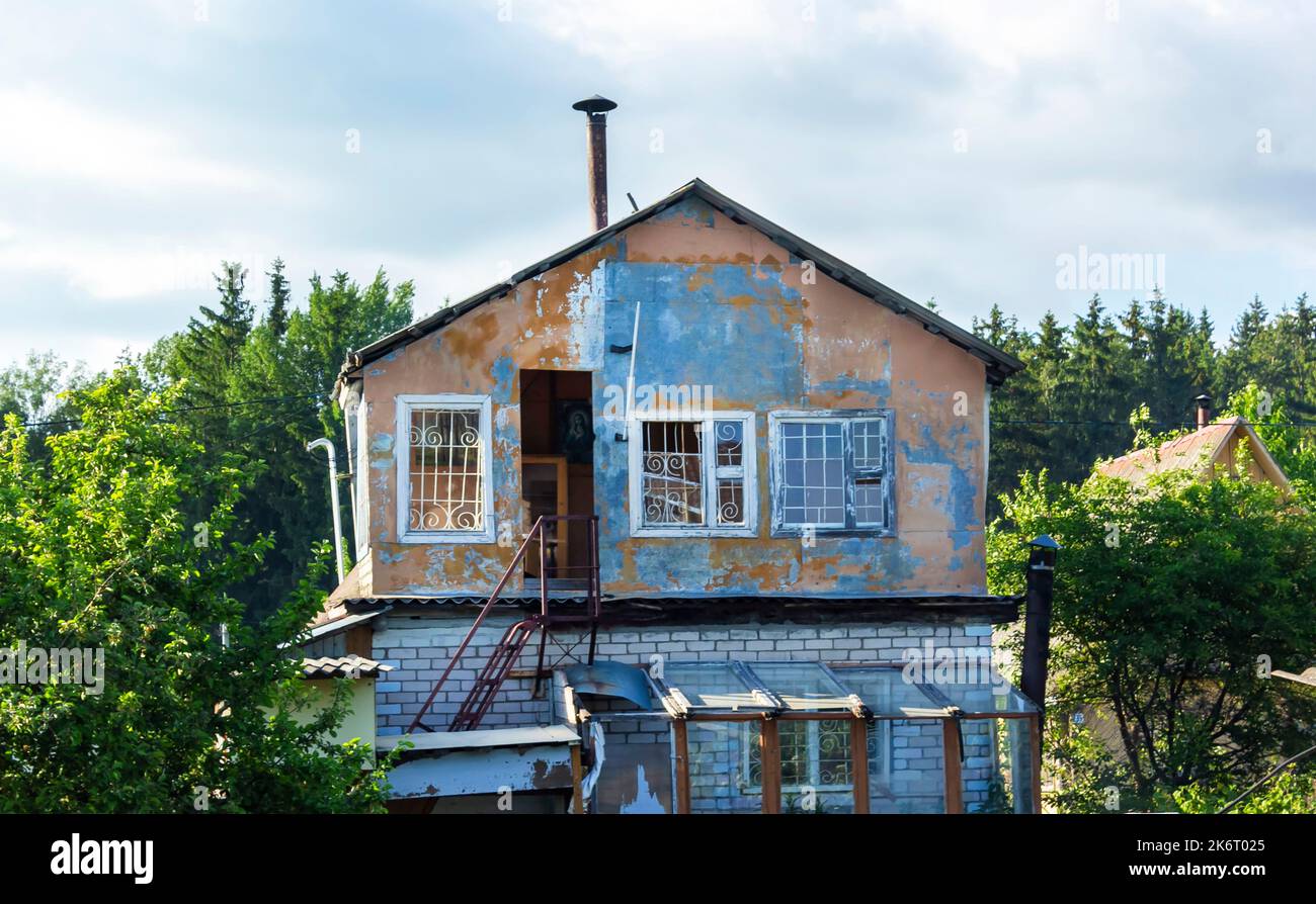 Old deteriorated house hi-res stock photography and images - Alamy