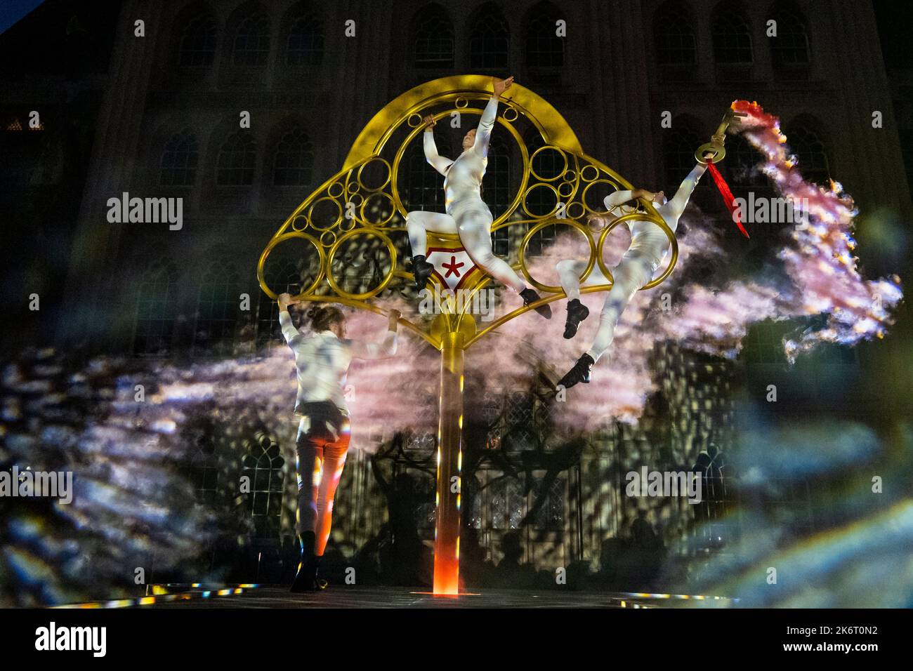London, UK. 15 October 2022. Circus performers from Chivaree Circus ...