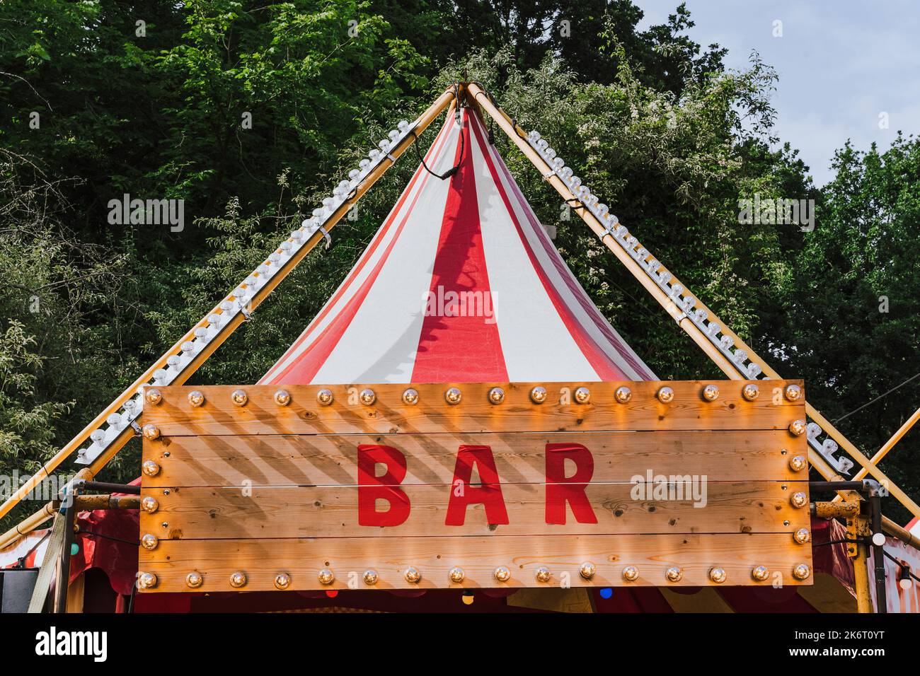 Word BAR at wooden signboard with light bulbs. Vintage sign. Vintage ...