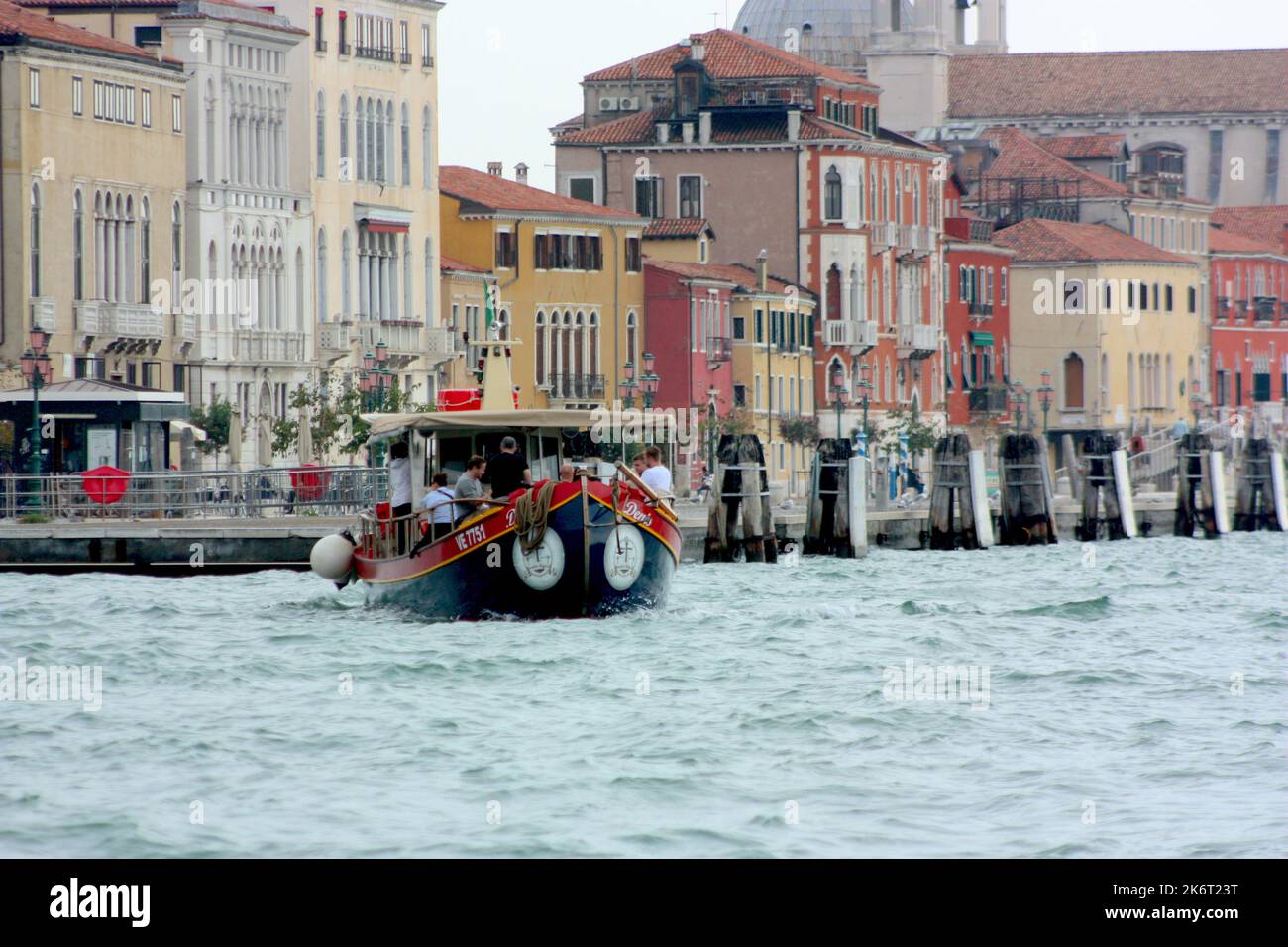 Tour boat in Venice Stock Photo - Alamy