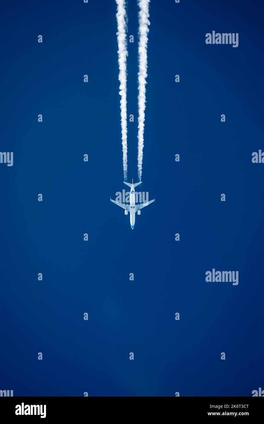 Boeing 737 flying by. Air to Air photo of Contrails Stock Photo - Alamy